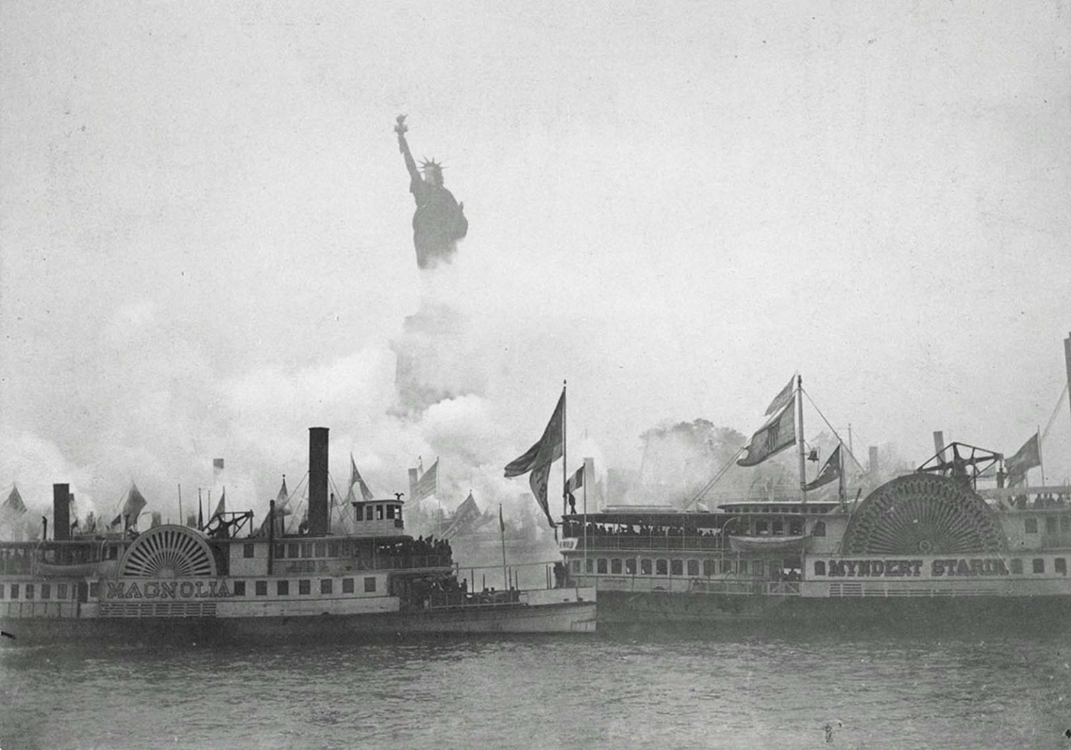 14 Iconic Photos of the Statue of Liberty Under Construction